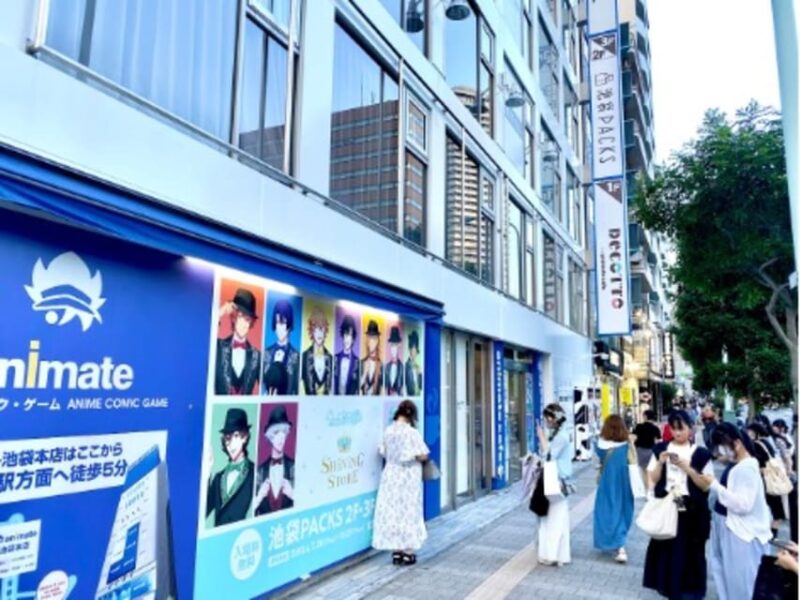 Tour of One of the World's Largest Anime and Manga Shops - Key Points