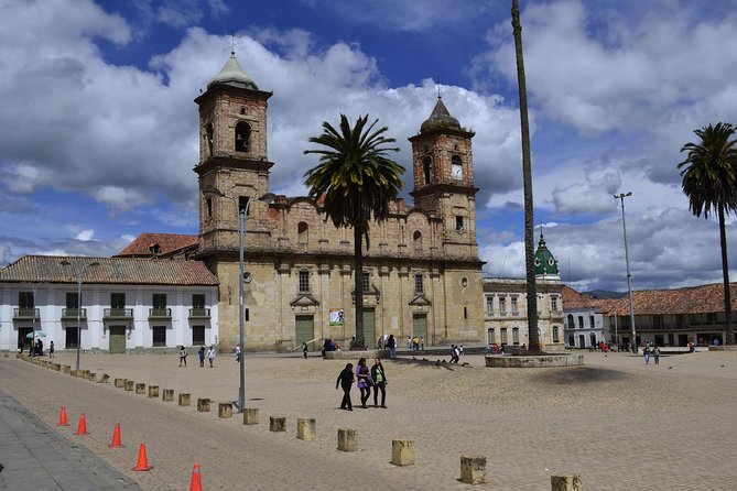 Tour of Zipaquirá: Visit the Salt Cathedral and the Main Squares - Savoring the Flavors of Colombian Cuisine
