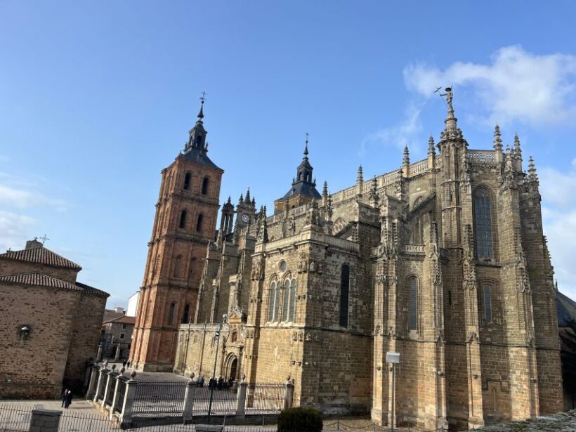 Tour Oviedo Castrillo Polvazares Astorga and Leon Cathedral - FAQ
