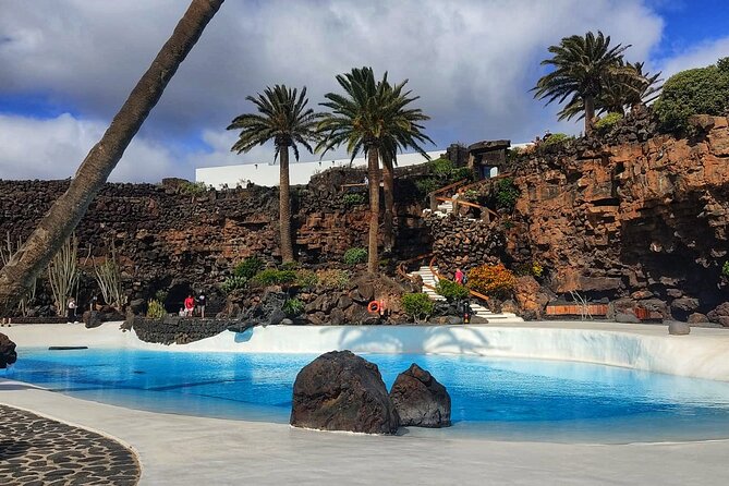 Tour to Timanfaya, Jameos del Agua, Cueva de los Verdes and viewpoint from the cliff - The Crown Jewel: The View from the Cliff of La Graciosa