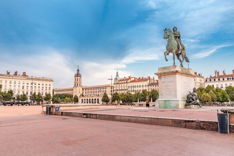 Tour with an Actor-Guide: The Revolution and the End of Lyon - Setting the Stage at Place Bellecour