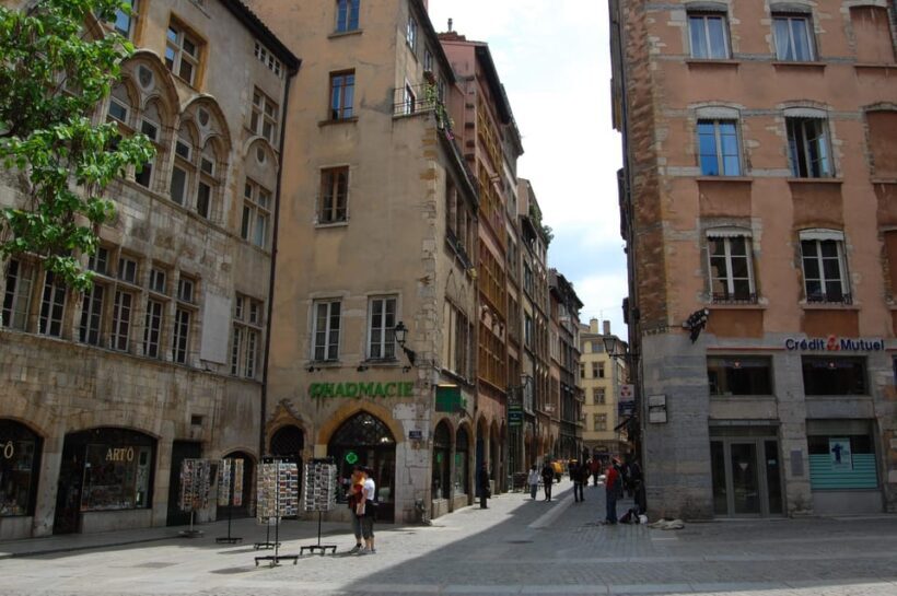 Tour with an Actor-Guide: The Revolution and the End of Lyon - Visiting Key Sites of Memory