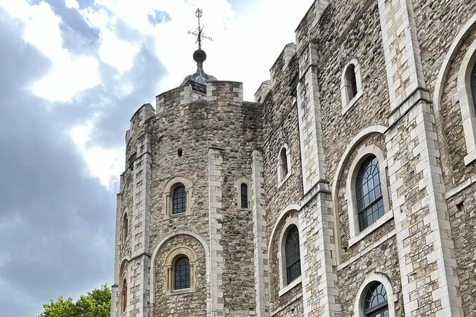 Tower of London Private Tour for Families and Friends - Marveling at the Crown Jewels