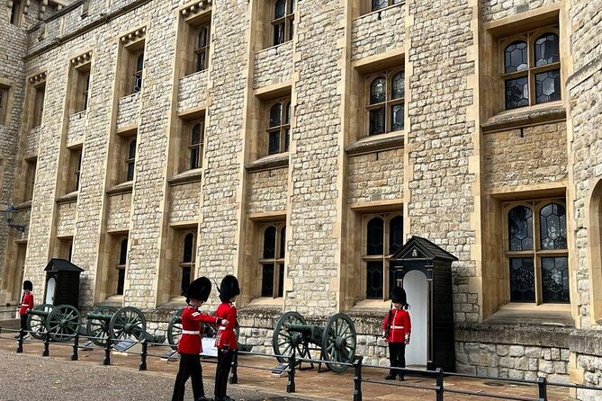 Tower of London Private Tour for Families and Friends - Experiencing Skip-the-Line Access