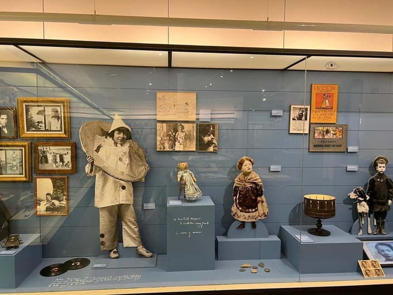 Toy Museum: Anna Maria and Salvador Dalí and García Lorca's toys. - Key Points
