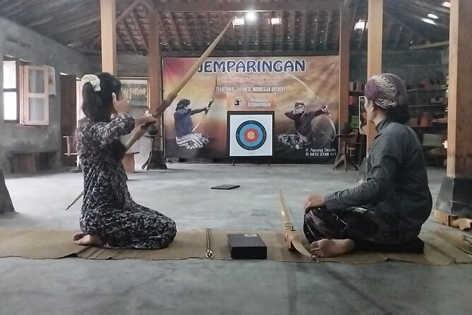 Traditional Javanese Archery Class - The guides and instruction