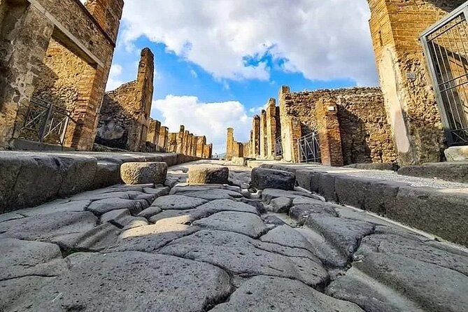 Transfer Naples airport/station to Sorrento with stop in Pompeii - Introduction