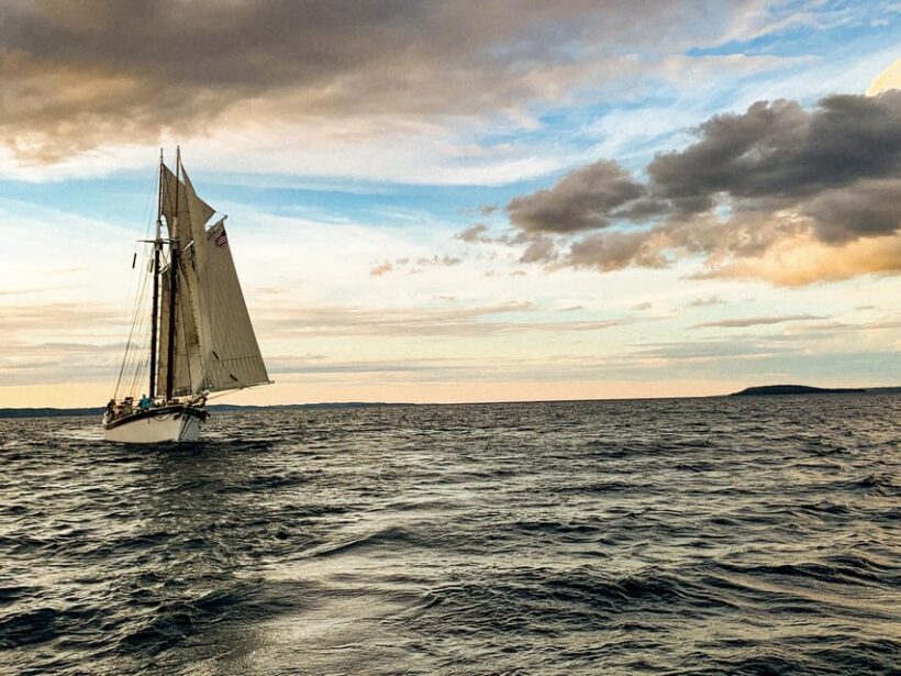 Traverse City: Fall Evening Sail on Tall Ship Manitou - An Authentic Voyage with Stunning Views