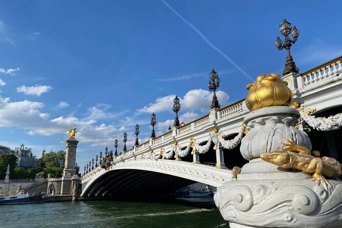 Treasure Hunt Along the Seine to Visit Paris! - Solving Clues and Finding Treasures