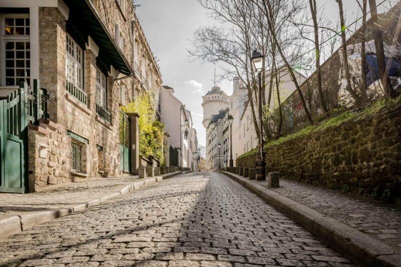 Treasure Hunt : the Burglar of the Hill of Montmartre - Uncovering Hints and Identifying the Culprit