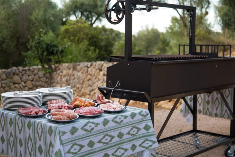 Treurer: Mediterranean barbecue Night - Who Would Enjoy This Experience Most?