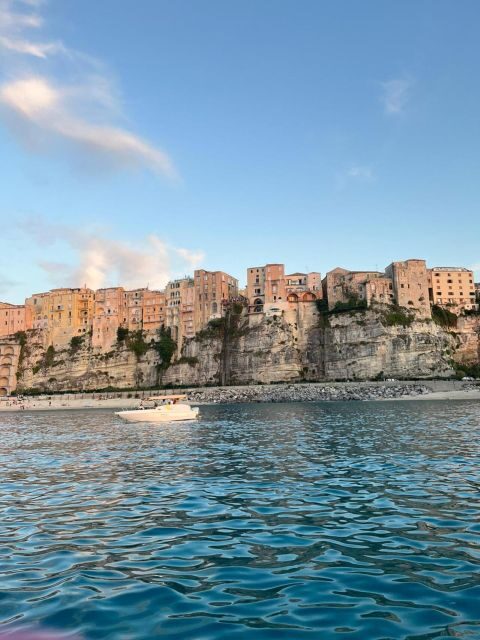 Tropea: tour in barca al tramonto con aperitivo - The Sum Up