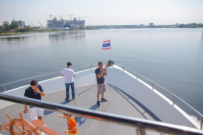 Twilight Dinner Cruise Along Chao Phraya River in Bangkok - An In-Depth Look at the Experience