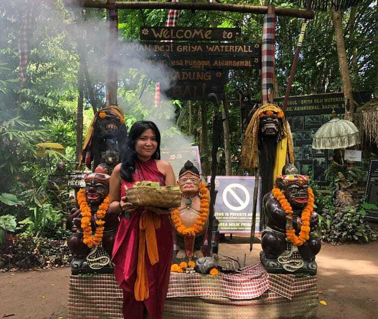 ubud griya beji waterfalls : purification ceremony - The Guides and Their Role