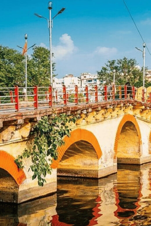 Udaipur: Guided Walking Tour of Ghats with Boat Ride - What to Expect During the Tour