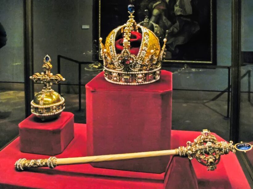 Ultimate Tower of London, Beefeater Welcome & Crown Jewels - Who Will Love This Tour?