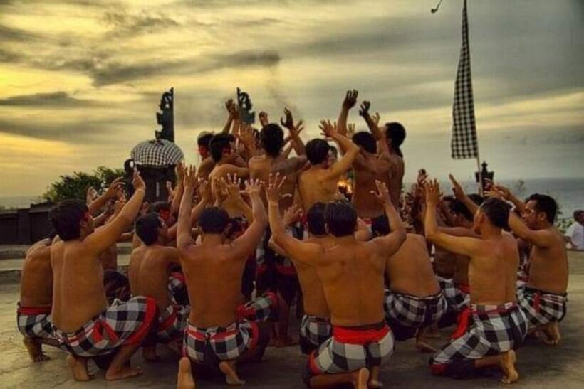Uluwatu: Temple Sunset, Kecak Dance & Jimbaran Dinner - Authentic Experiences and Practical Tips