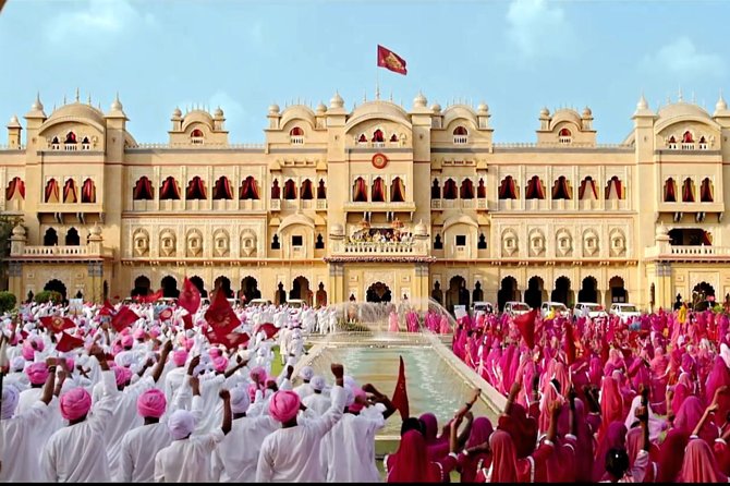 Unveiling Bollywood: Grand Tour of Iconic Real Sets & Their Story - What Makes This Tour Stand Out