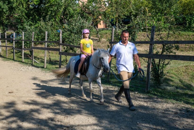 Valdichiana: Horseback Riding Tour with Tuscan Picnic - Introducing the Valdichiana Horseback Riding and Tuscan Picnic Tour