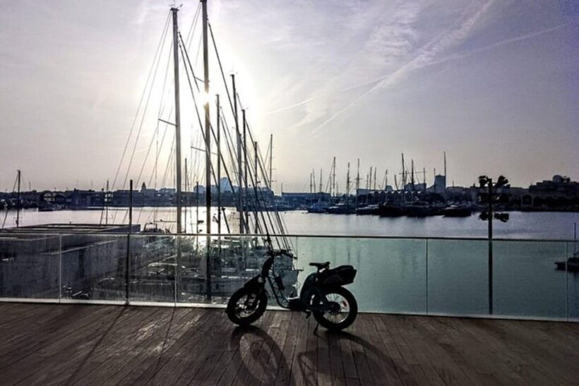 Valencia all in one: beaches, old town & city arts by E-bike - The Experience of Guided Stops and Flexibility