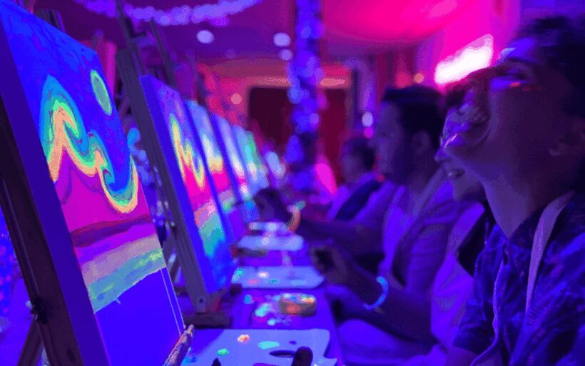 Valencia: Fluorescent painting workshop and wine - What is the Experience?