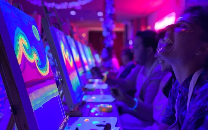 Valencia: Fluorescent painting workshop and wine - The Sum Up