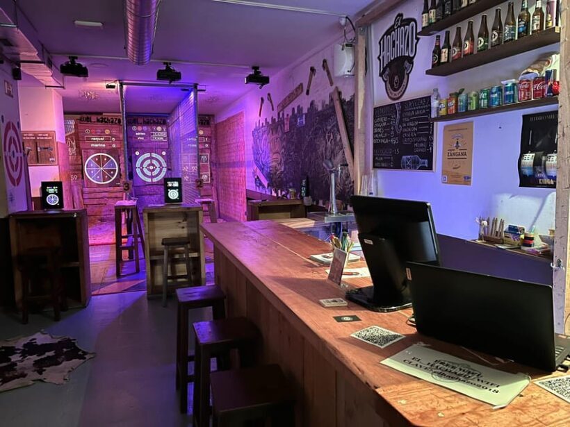 Valencia: Interactive Axe Throwing 1h - The Social and Practical Aspects