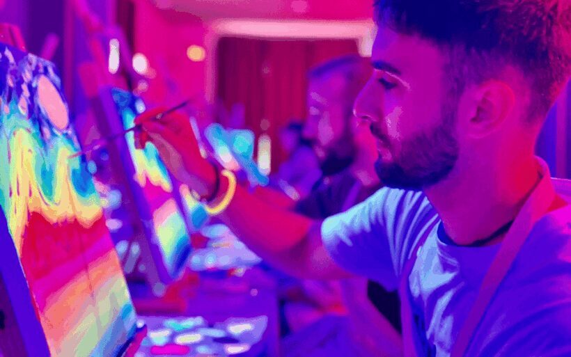 Valencia: Pinta un cuadro fluorescente y bebe vino - A Closer Look at the Experience
