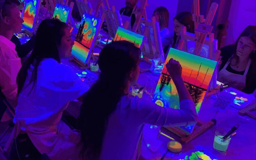 Valencia: Pinta un cuadro fluorescente y bebe vino - The Experience in Detail