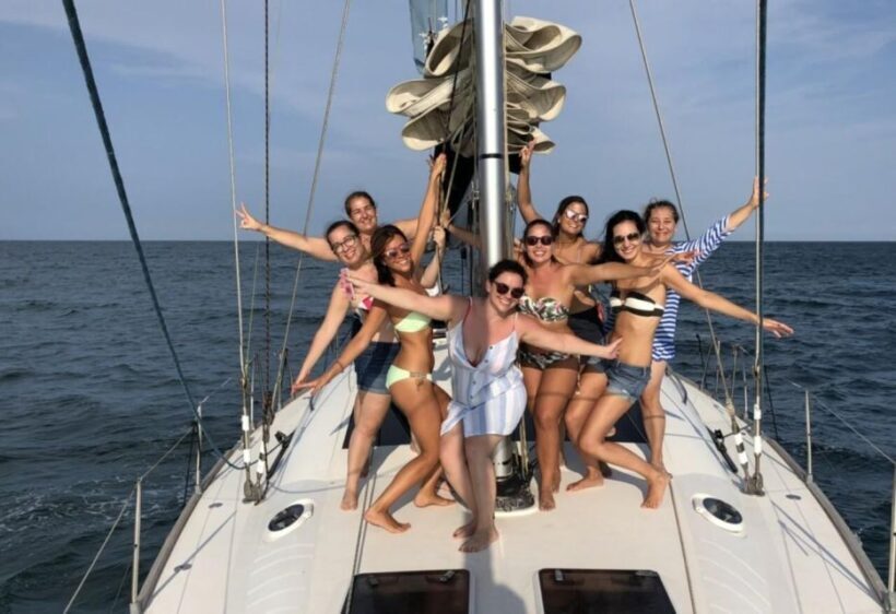 Valencia: Sunset trip in a sailboat with drinks included - Key Points