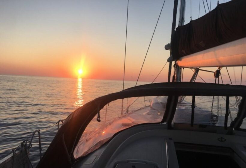 Valencia: Sunset trip in a sailboat with drinks included - The Value Proposition