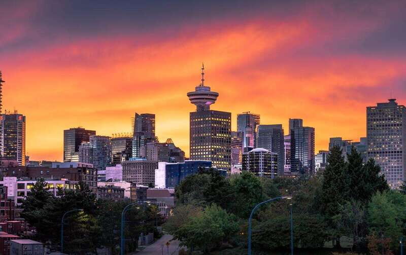 Vancouver: Attractions by Twilight Guided Tour with Dinner - The Evening Reflection