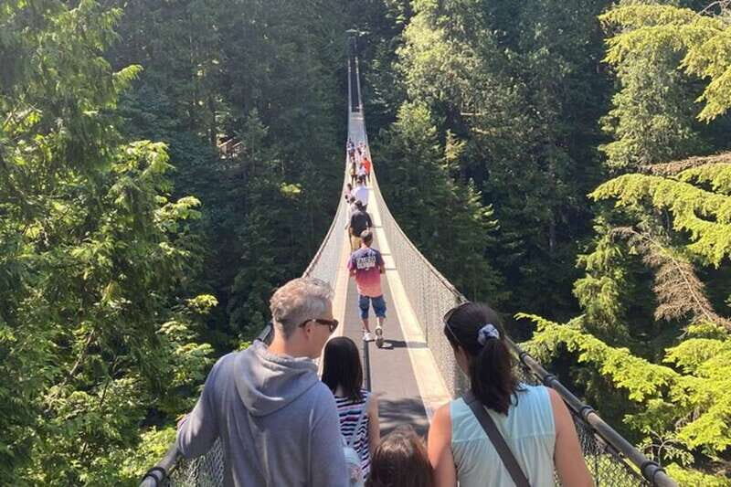 Vancouver Capilano Canyon light&peak of Christmas in Grouse - Key Points