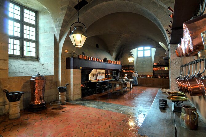 Vaux-Le-Vicomte Castle Day Trip With Chateaubus Shuttle - Meeting Point and Pickup Information