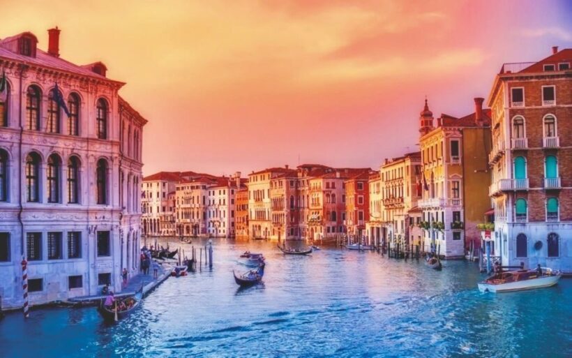 Venice: 30 min Gondola Ride on the Grand Canal with Guide - The Itinerary in Detail