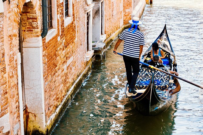 Venice: 30 Min Private Gondola Ride With Guide - The Unique Charm of Venices Canals