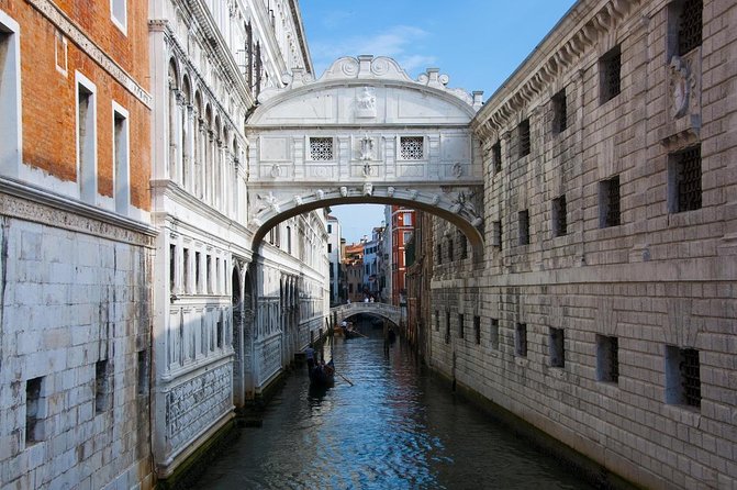 Venice Art Walking Tour With Gondola Ride - Key Points