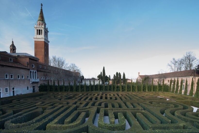 Venice: Borges Labyrinth Experience on San Giorgio Island - Setting the Scene: The Location and Entrance