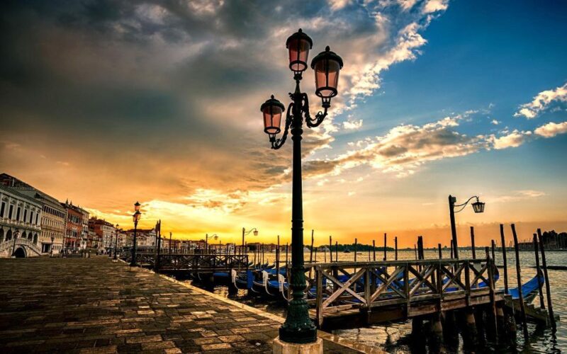 Venice: Gondola & Doges Palace - Key Points