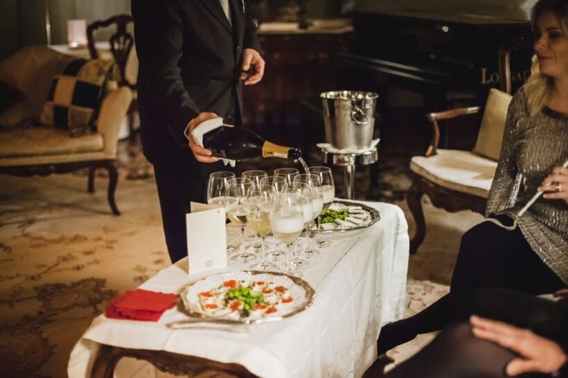 Venice: Gondola Ride and a Gala Dinner in a Venetian Palace - Who Should Consider This Tour?