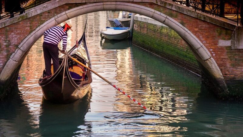Venice: Gondola Ride & Doges Palace Guided Tour - Gondola Ride Experience