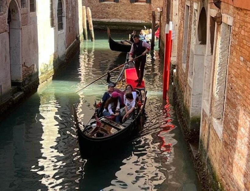 Venice: Grand Canal by Gondola with Live Commentary - The Gondola Gallery and Virtual Tour