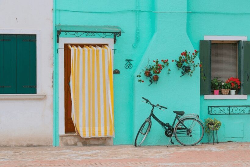 Venice Islands: Murano Glass & Burano Colors Guided Visit - The Guide and Group Size