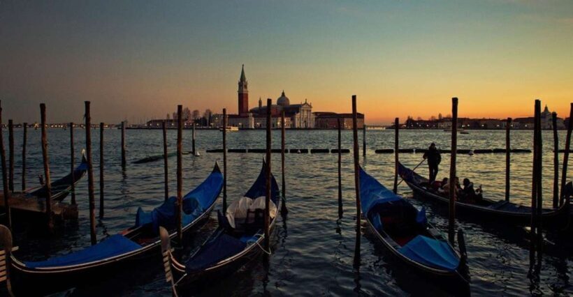 Venice: Private Evening Stroll with Gondola Ride - Key Points