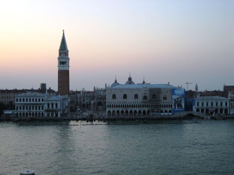 Venice: Private Evening Stroll with Gondola Ride - The Grand Finale: Gondola Ride