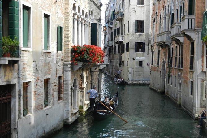 Venice: Private Serenade Gondola Tour - 30 minutes - Key Points