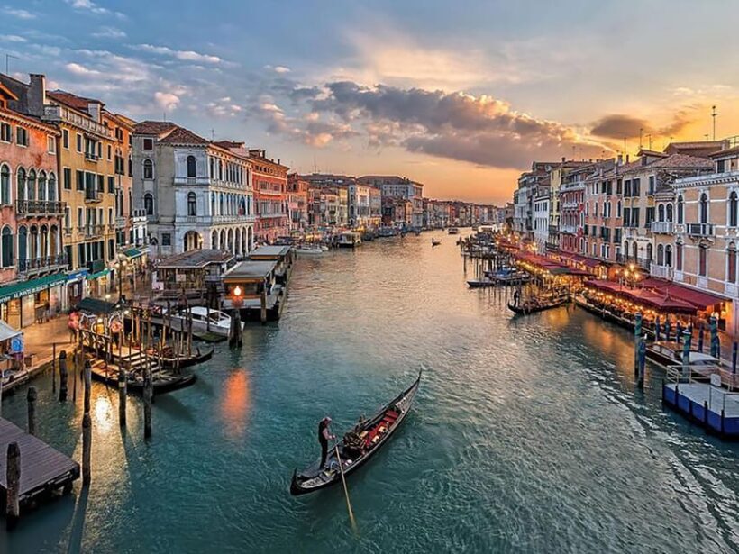Venice: Rialto Bridge Guided Tour and Shared Gondola Ride - The Sum Up