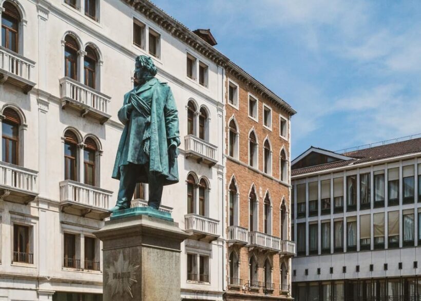 Venice: Rialto Bridge & Offbeat Unusual Venice Walking Tour - Authentic Experiences and Genuine Insights