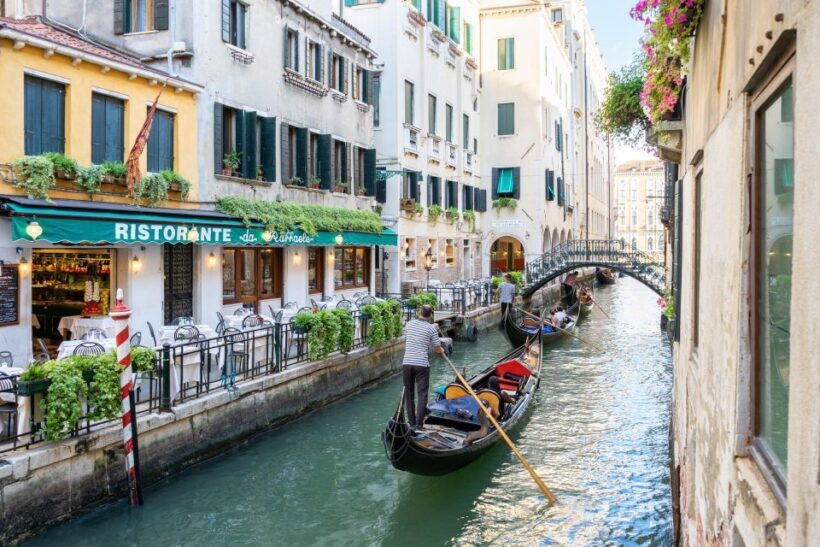 Venice: Romantic Gondola tour and Dinner for two - What Reviewers Say