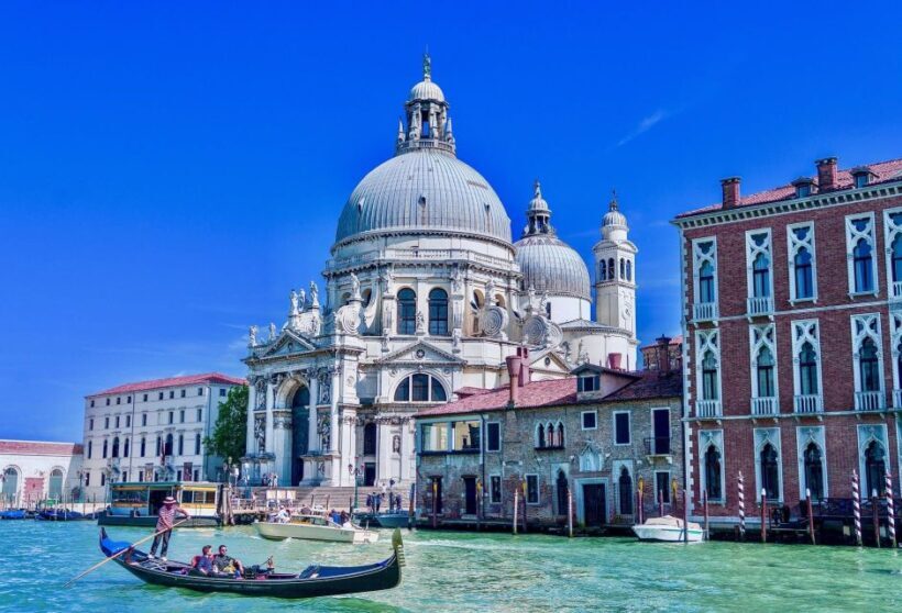 Venice: Romantic Gondola tour and Dinner for two - FAQs